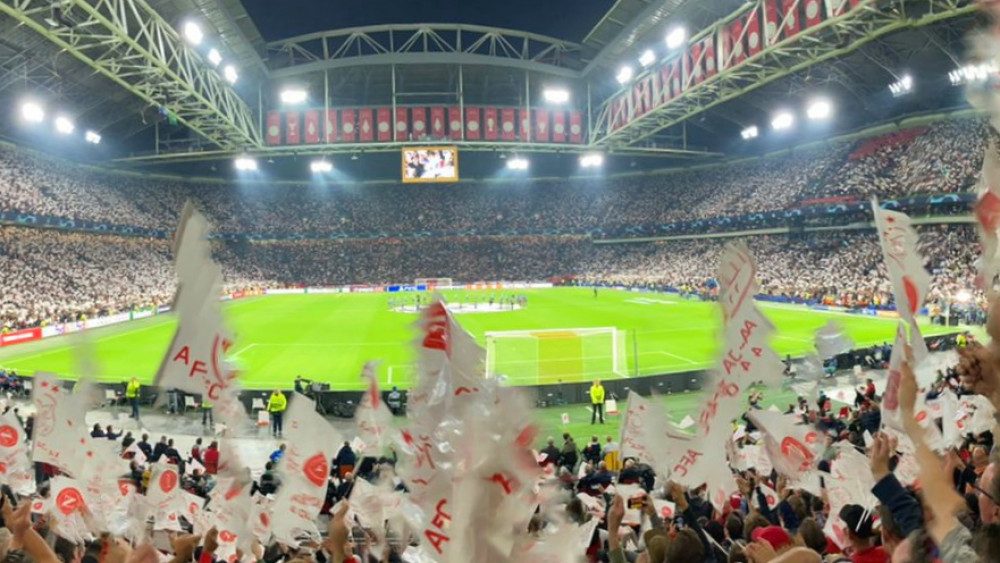 Ajax-supporters in Napels gefouilleerd en bestekla leeggehaald ...