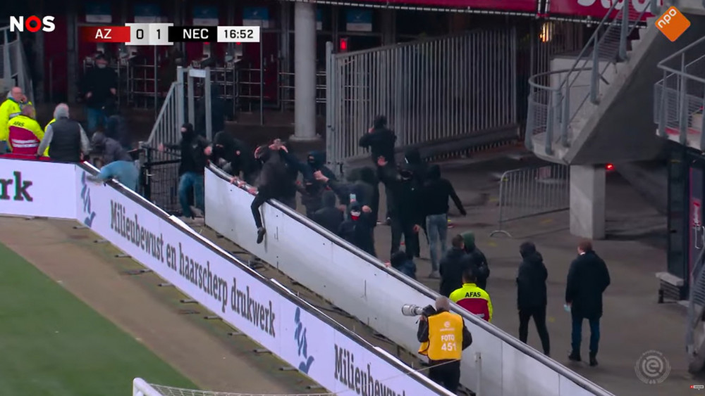 "Heb jij een bivak voor mij?" Hoe jonge AZ-hooligans appten voor ...