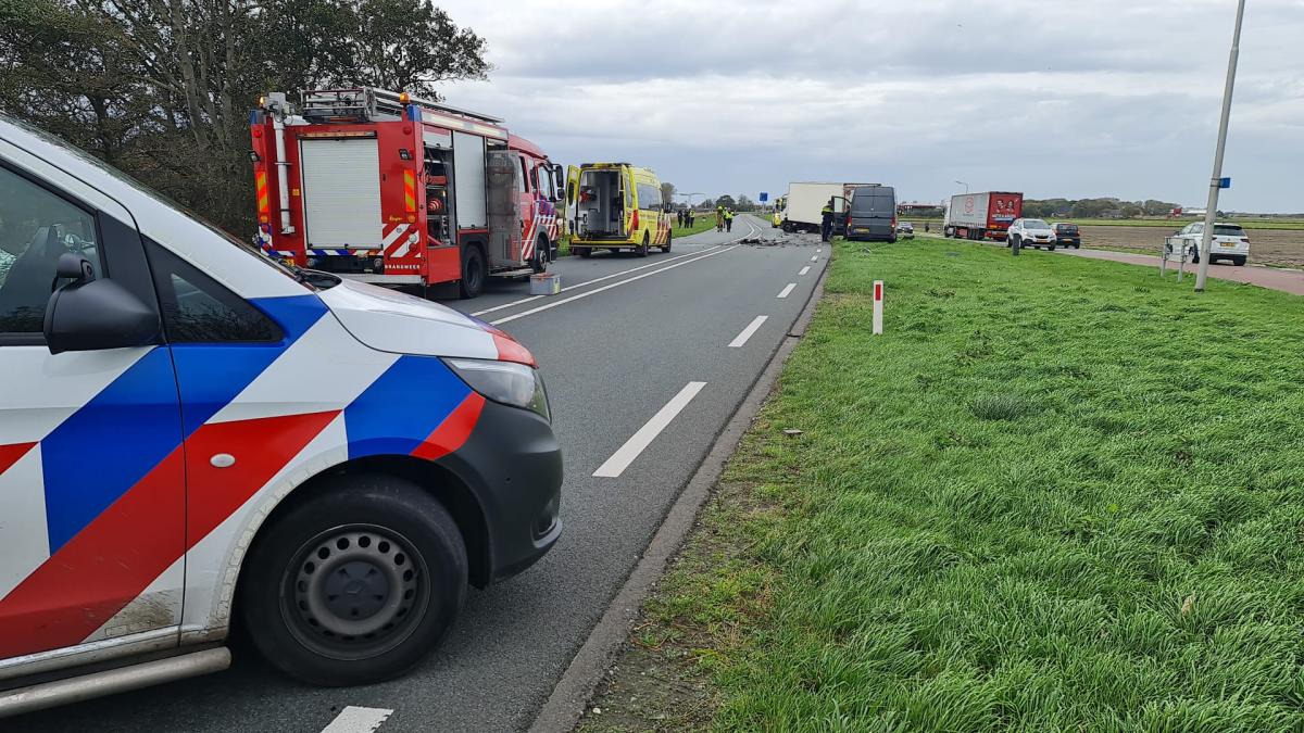 Gewonde na botsing tussen auto en vrachtwagen op de N248 in Schagerbrug, weg afgesloten - NH Nieuws