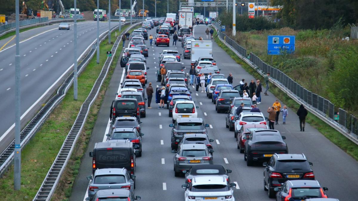 Verkeer op A9 staat uren stil door kapotte brug bij Schiphol - NH Nieuws