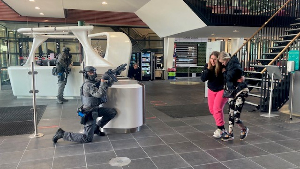 Nepbloed en geweren op Regio College Zaandam voor grootschalige ...