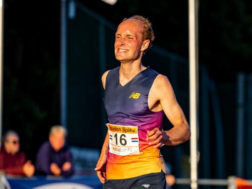Met dertig centimeter voorsprong is Stan Niesten de Nederlands kampioen ...