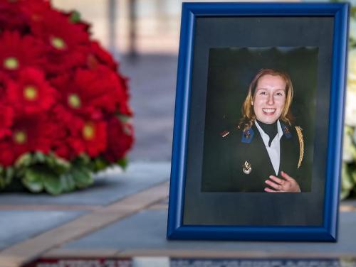 Vermoorde agent Gabrielle Cevat herdacht tijdens powervrouw-rondleiding ...