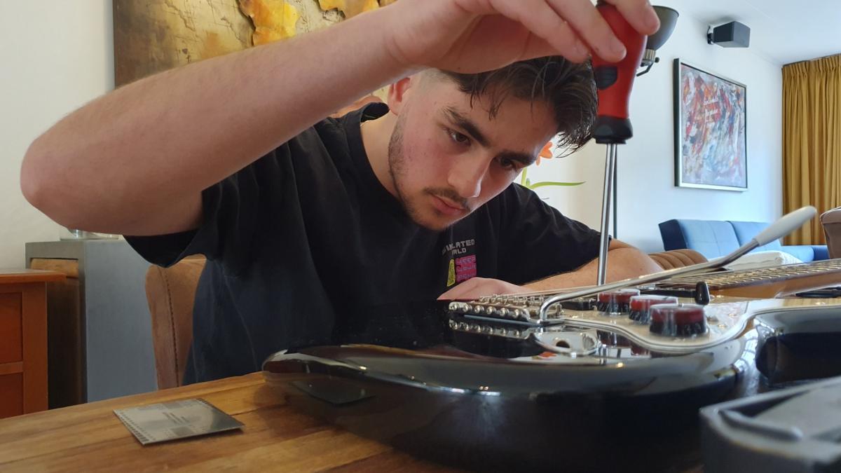 Fabio (20) geeft kapotte gitaren een tweede leven: "Stof is de grootste ...