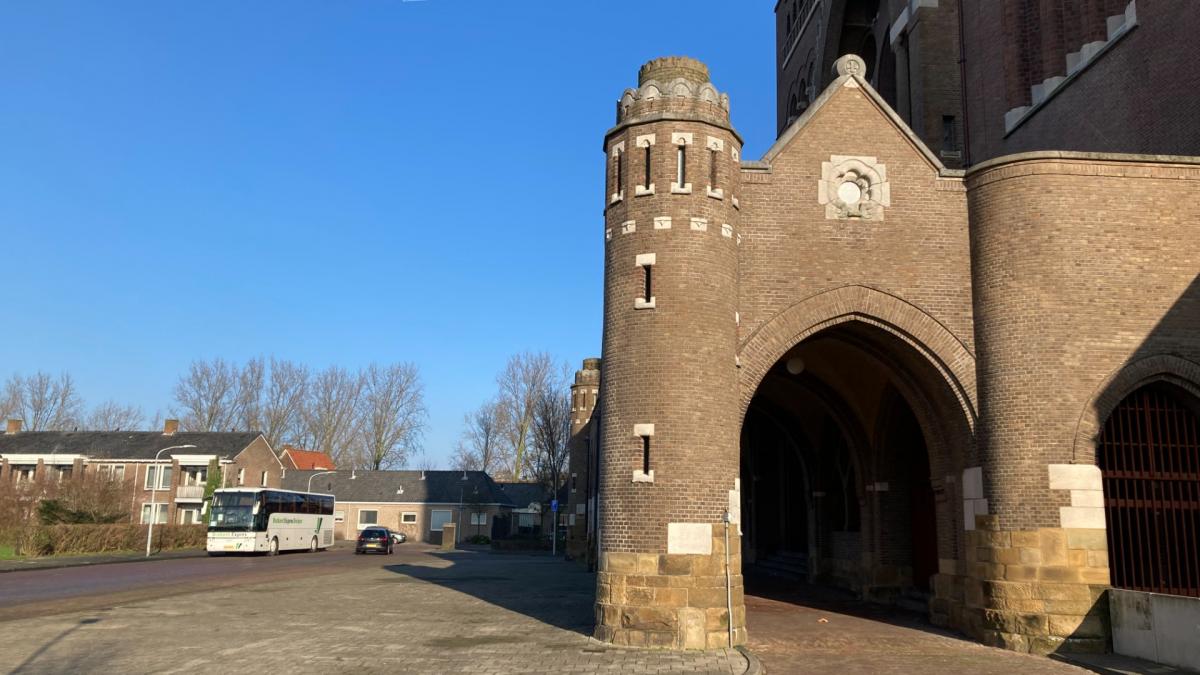 Versteende parkeerplaats bij Kathedrale Basiliek Sint Bavo wordt groen ...