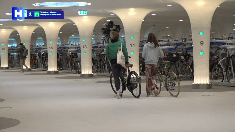 Ondergrondse fietsenstalling bij CS valt in de smaak: Ondergrondse fietsenstalling bij CS valt in de smaak: