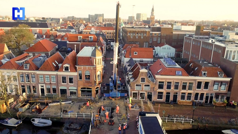 Rioolput van 13 ton in Alkmaarse binnenstad gehesen: "Voorkomt natte ...