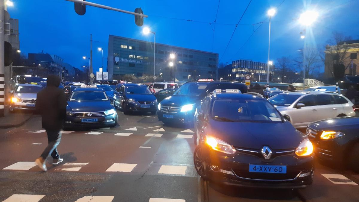 Vele tientallen taxichauffeurs demonstreren bij Stopera - NH Nieuws