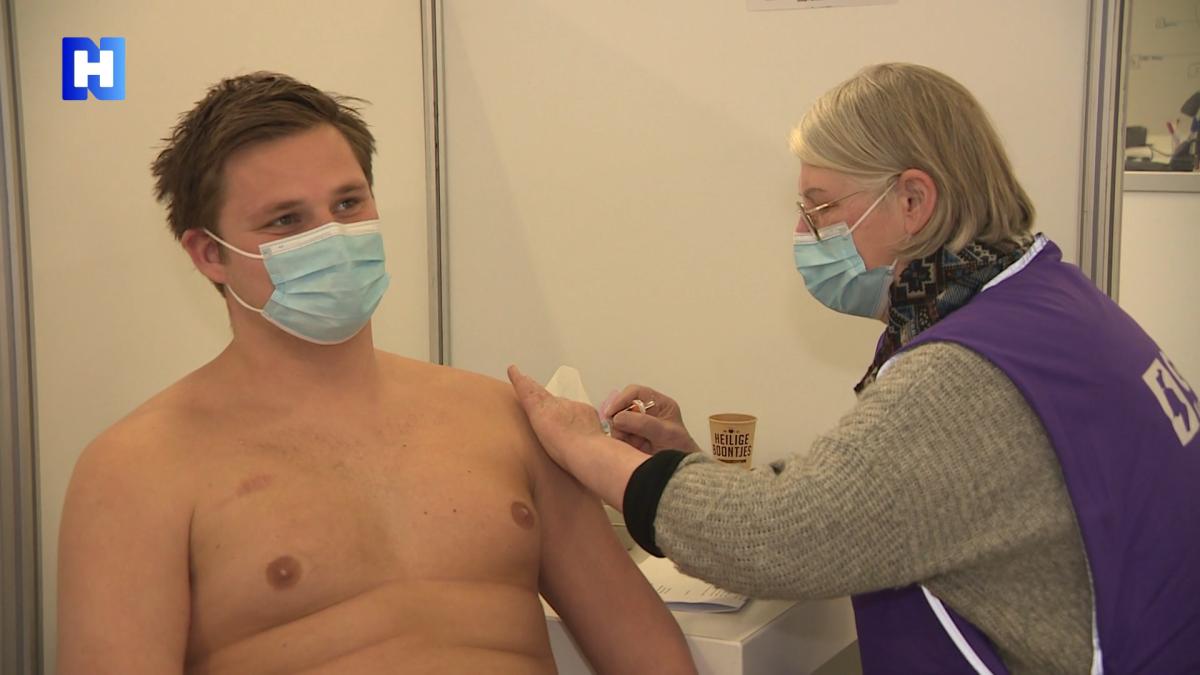 In de rij voor een gratis vaccinatie tijdens HPV Awareness Day: 'Waarom niet?' - NH Nieuws