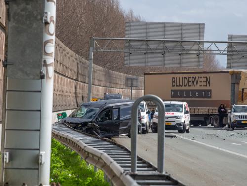 Ongeluk A2: auto komt op andere weghelft en botst frontaal tegen ander, twee gewonden - NH Nieuws