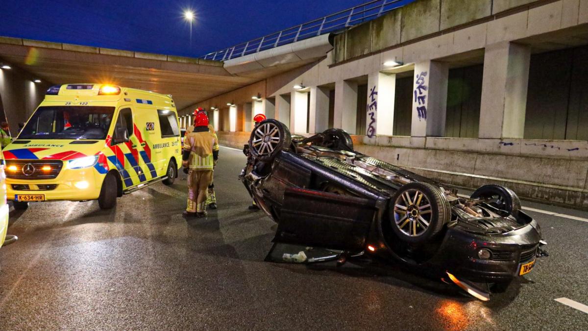 Auto op de kop bij zwaar ongeval op A1 bij Muiden, traumaheli landt op ...