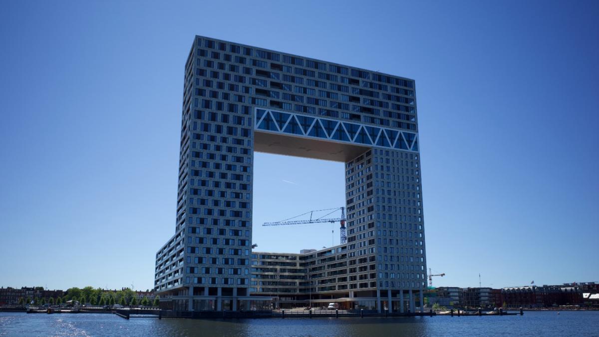 'Man (26) huurde woning Amsterdamse Pontsteiger met miljoenen die hij ...