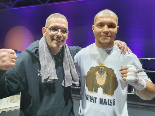 Sterke familiebanden bij boksgala in Oostzaan: opa kijkt, vader traint ...