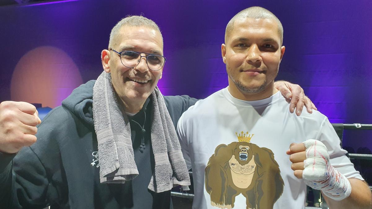 Sterke familiebanden bij boksgala in Oostzaan: opa kijkt, vader traint ...