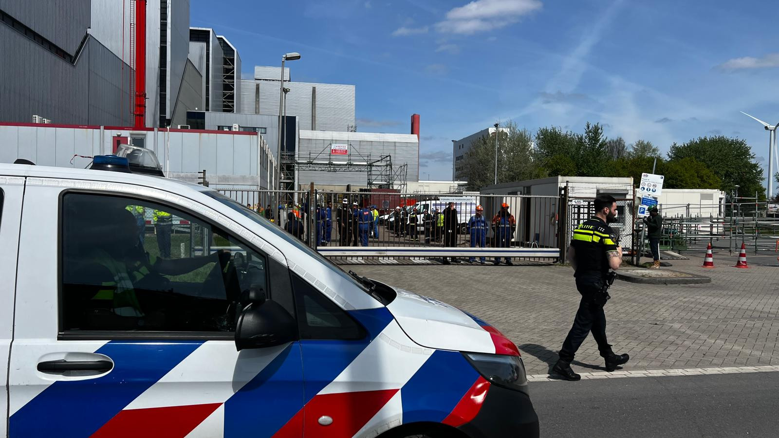 Explosie bij Amsterdamse afvalverwerker, brandweer kan nog niet naar ...