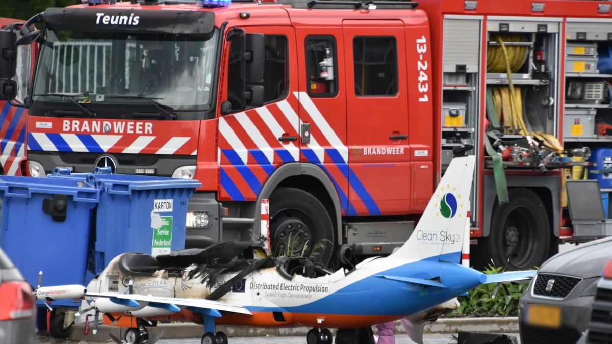 Schaalmodel passagiersvliegtuig vat vlam in Amsterdam-Zuid - NH Nieuws