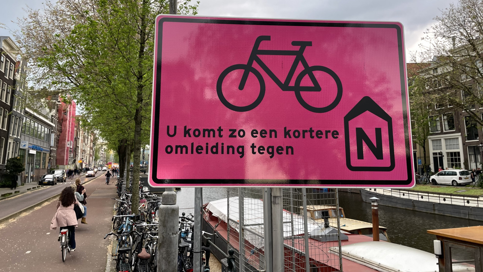 Roze borden moeten fietsers overtuigen: "Maximaal één minuut extra ...