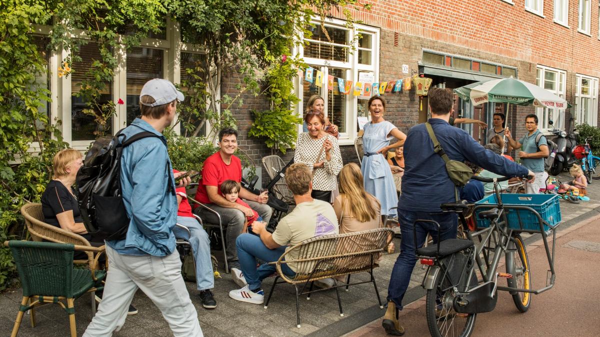 Buurtbankjes om eenzaamheid tegen te gaan: "Ik wil hulp bieden aan de ...