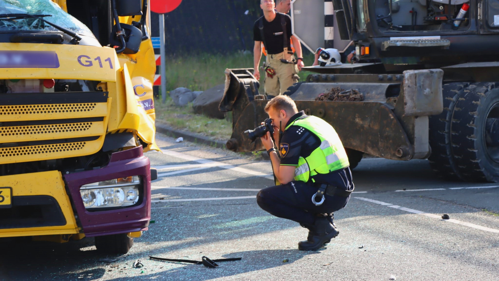 Botsing tussen graafmachine en vrachtauto op afrit Hemhavens - NH Nieuws