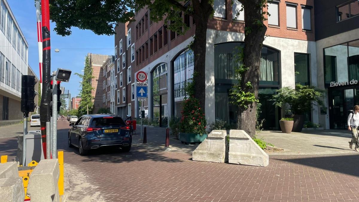 Extra afzettingen op 'sluiproute' Hoogte Kadijk in Amsterdam, verkeer ...