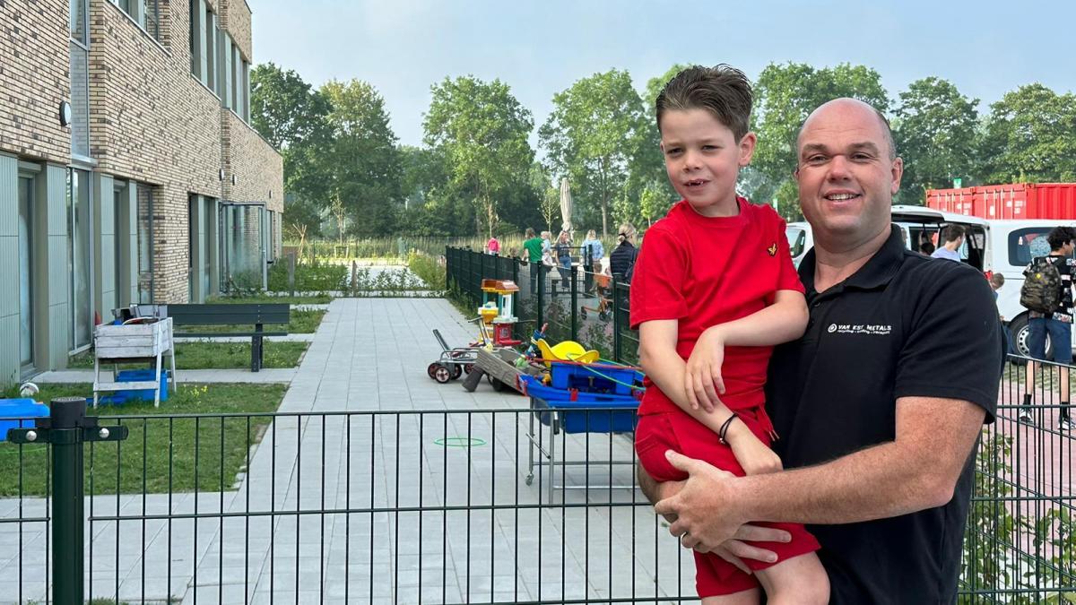 Hoe vader Leo speeltoestellen probeert te regelen voor kaal schoolplein ...