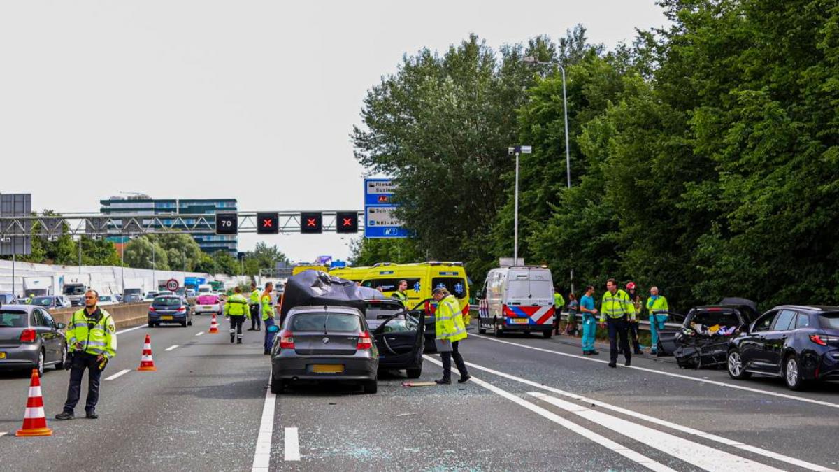Ongeluk met drie voertuigen op de A10 bij Slotervaart, lange tijd drie rijstroken dicht - NH Nieuws