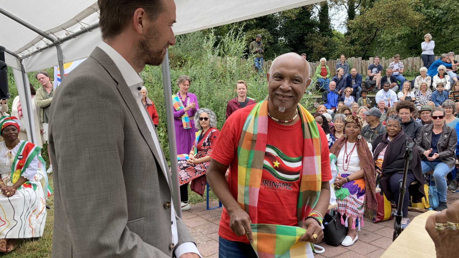 Tranen van blijdschap na excuses koning bij Keti Koti Alkmaar - NH Nieuws