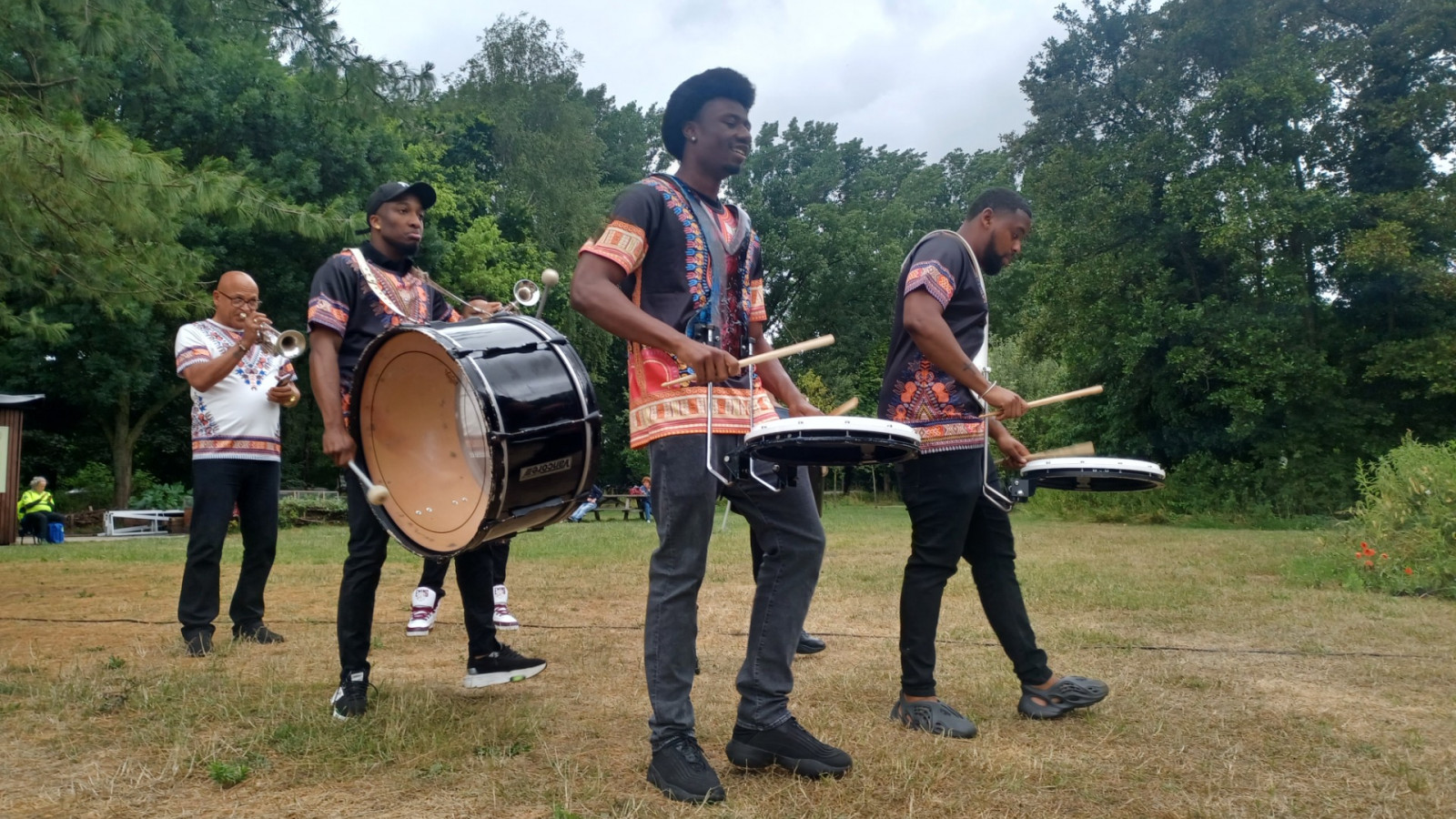 Tranen van blijdschap na excuses koning bij Keti Koti Alkmaar - NH Nieuws