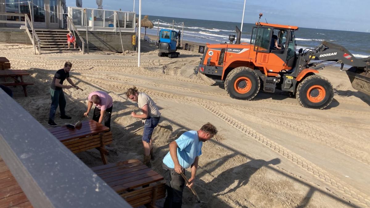 Samen met de Egmonders lappen Andries en Carmen hun strandtent op na ...