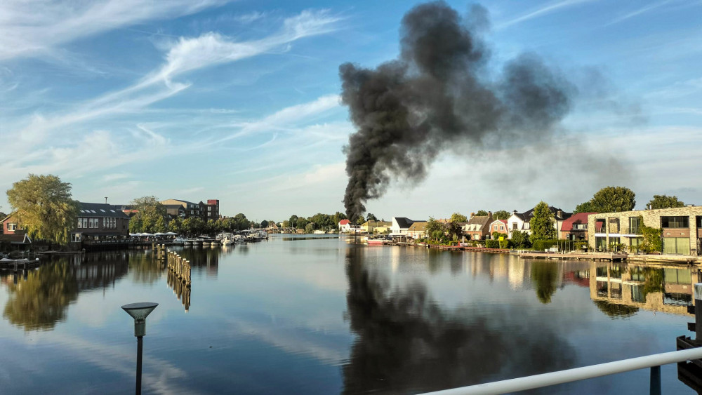 Zwarte rookwolk boven Uithoorn en Amstelhoek bij grote brand - NH Nieuws