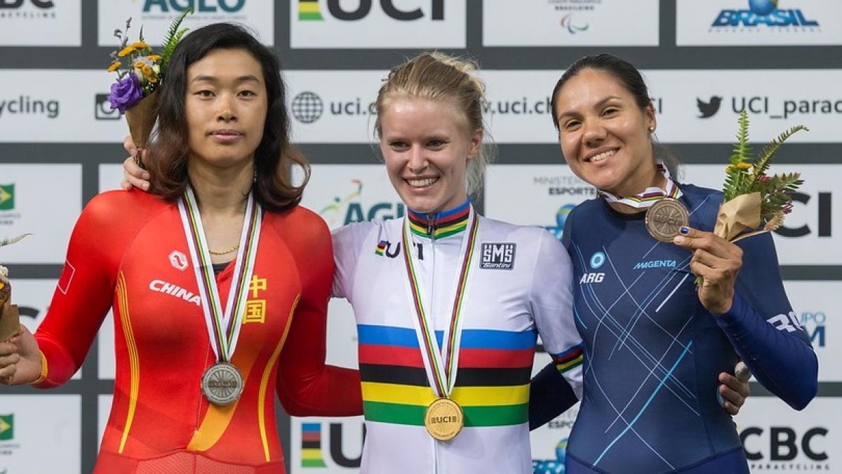 Caroline Groot uit Andijk verovert goud op WK Parabaanwielrennen in ...