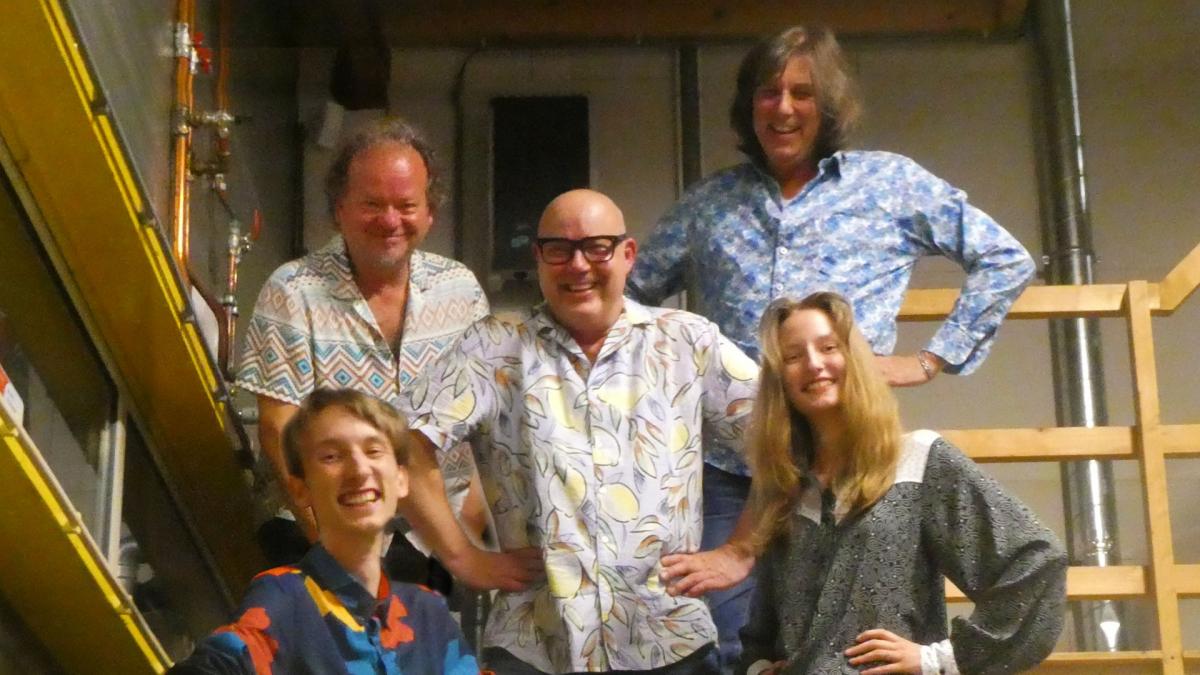 Zanger Iwan Jonk en zijn zelfgemaakte Bloes - NH Nieuws