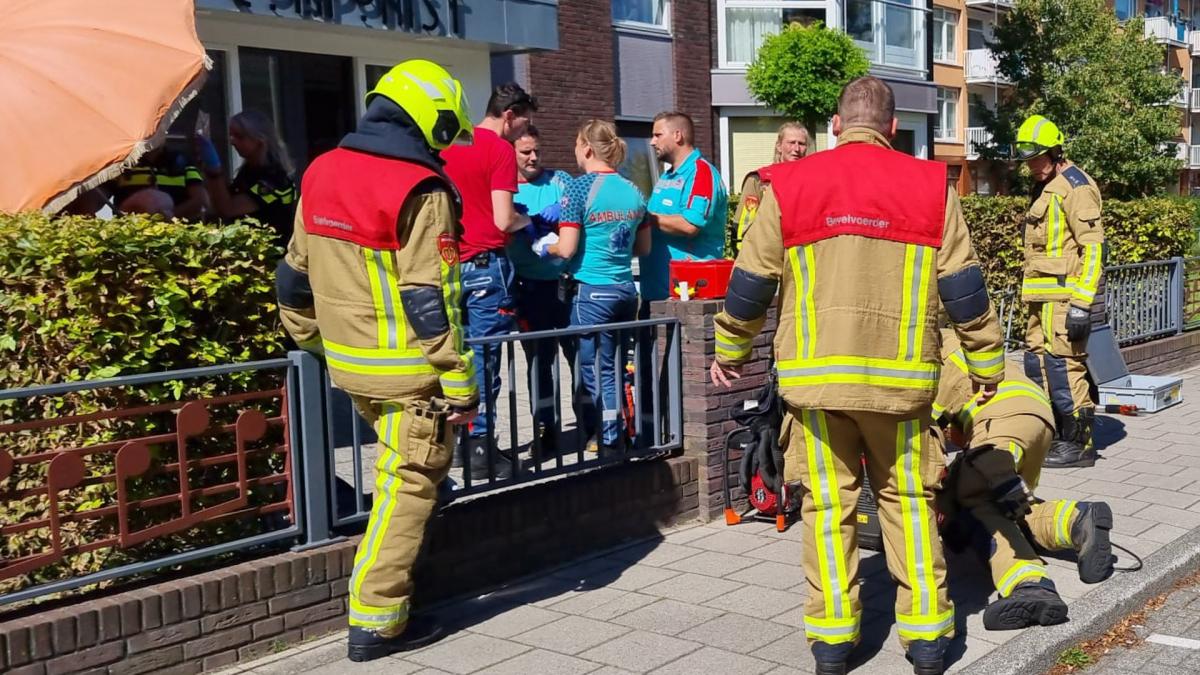 Scheenbeen vrouw in scootmobiel gespiest na botsing tegen fietsenrek ...