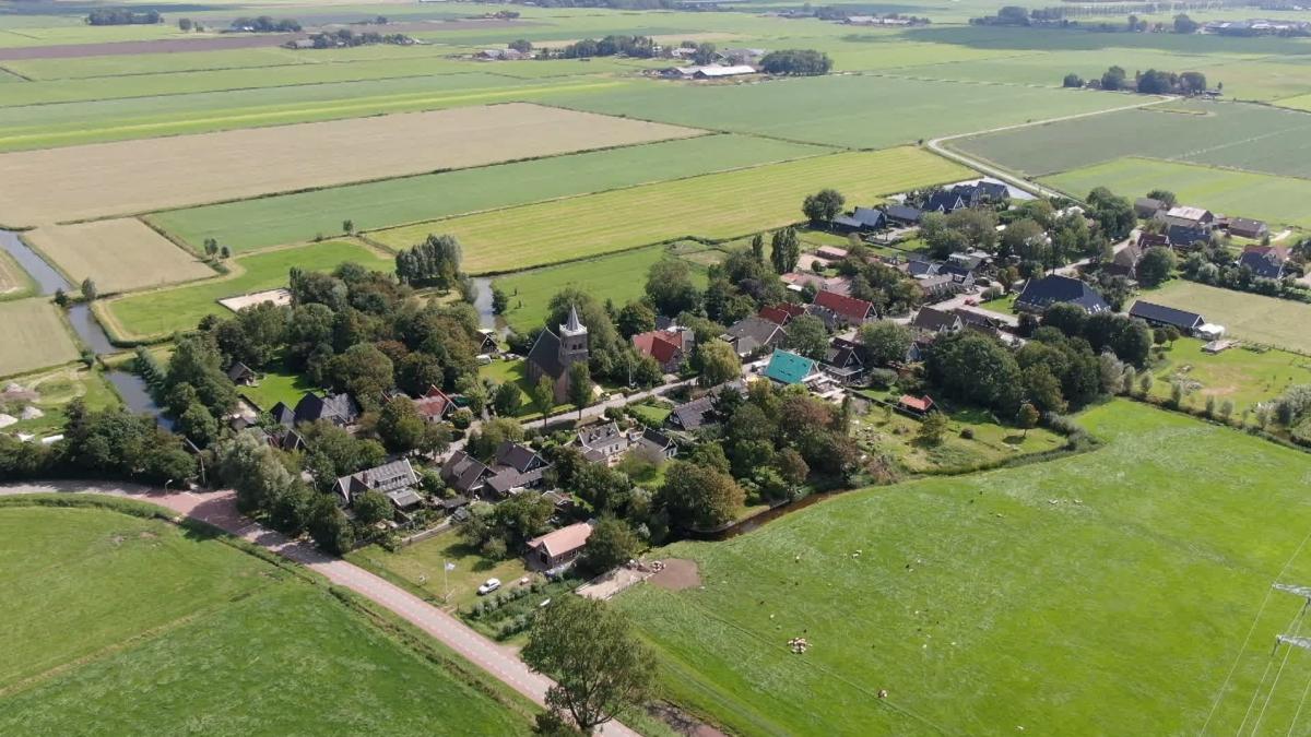 Piepklein en pittoresk: droomdorp Haringhuizen blaast 900 kaarsjes uit - NH Nieuws
