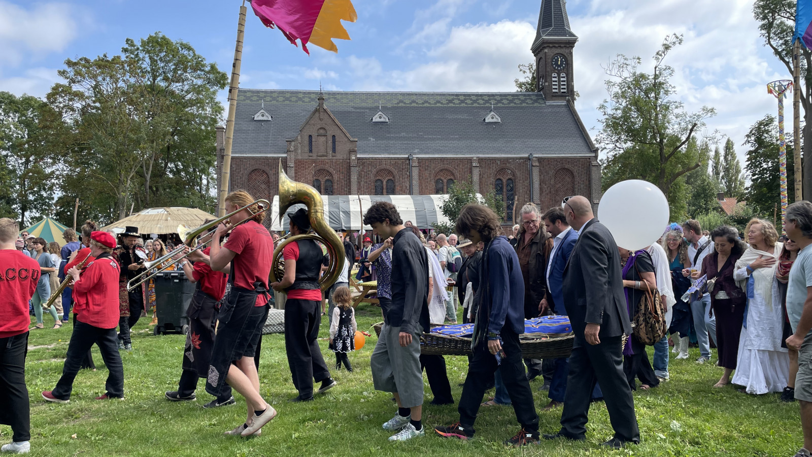 Ruigoorders nemen, zoals alleen zij dat kunnen, afscheid van Rudolph ...