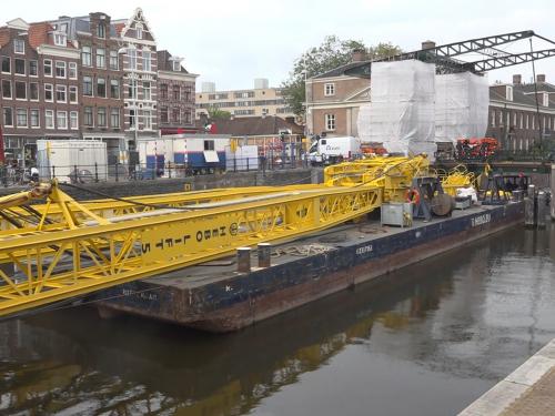 Enorme kraan hijst vernieuwde Scharrebiersluis in Amsterdam op z'n plek ...