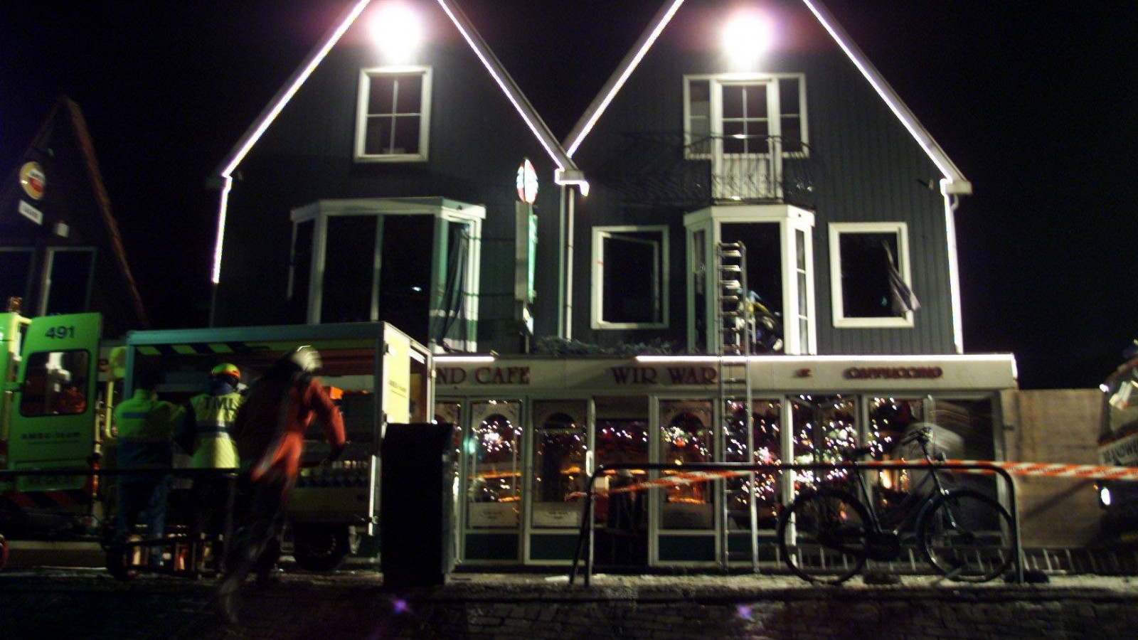 Volendam herdenkt de cafébrand - NH Nieuws