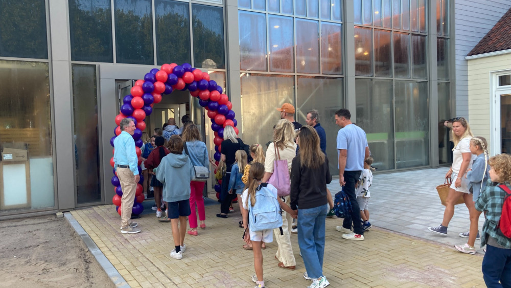 Feestelijke opening van OBS De Havenrakkers na flinke verbouwing - NH Nieuws