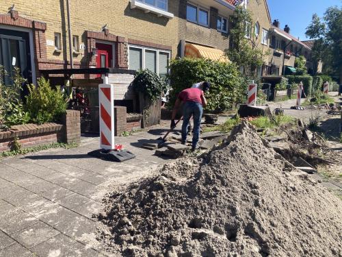 Haarlemse Molijnstraat nog hindernisbaan na storm Poly, maar snel weer ...