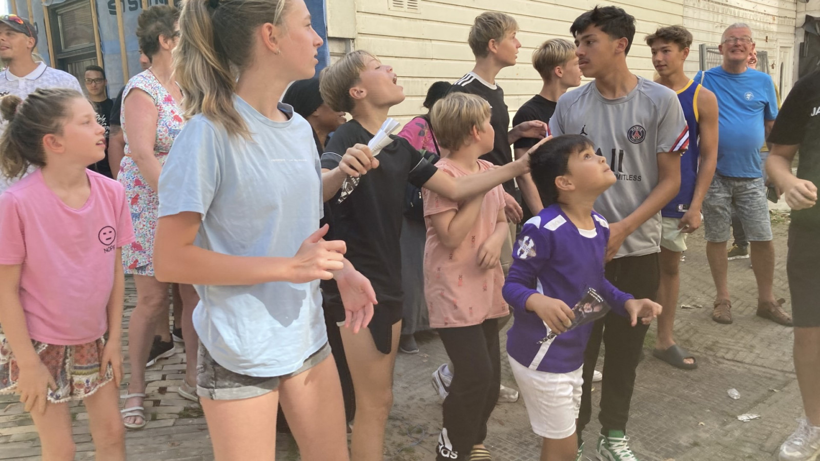 Biljetten dwarrelden vandaag door de lucht in Zaandam: "Gratis geld is ...