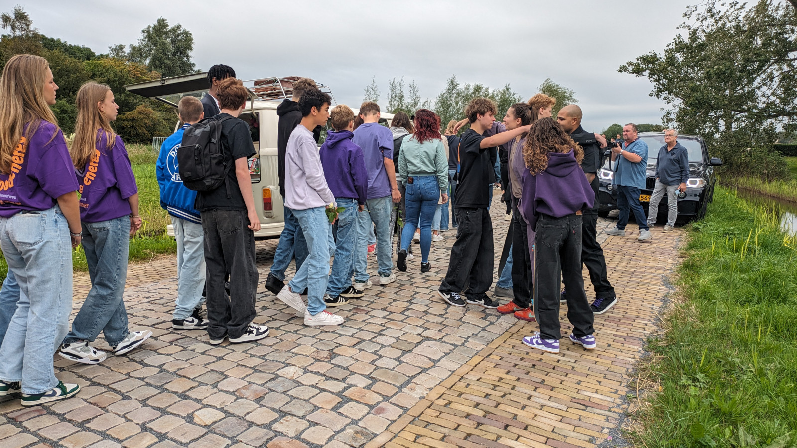 Emotioneel afscheid en erehaag voor overleden Seven (14) uit ...