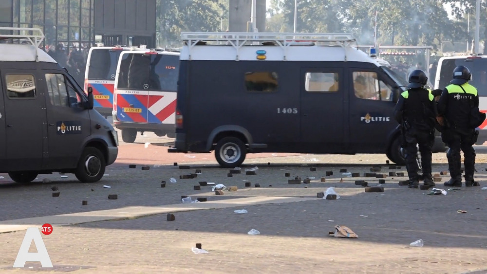 Politie deelt foto's verdachten die gezocht worden voor betrokkenheid Klassieker-rellen - NH Nieuws