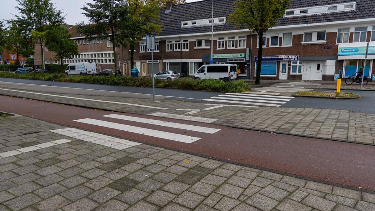 Taxi in Amsterdam rijdt door na aanrijding met kinderwagen op zebrapad, baby valt op straat - NH ...