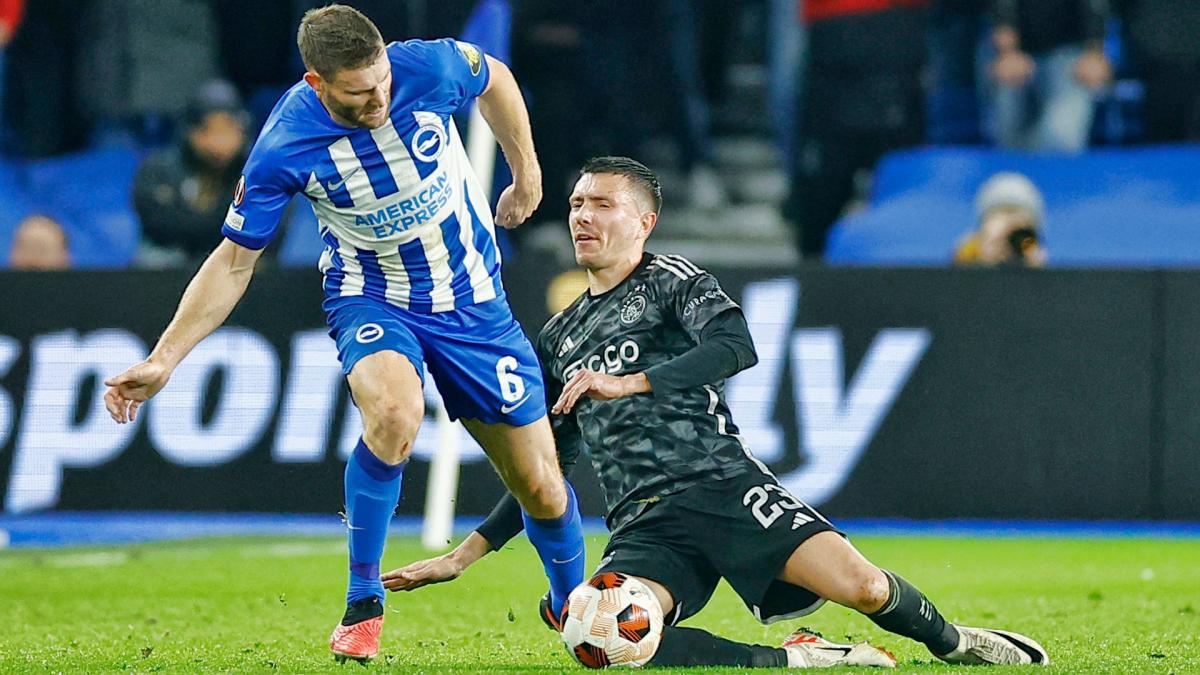 Lees terug in ons liveblog: machteloos Ajax verliest van Brighton (2-0 ...