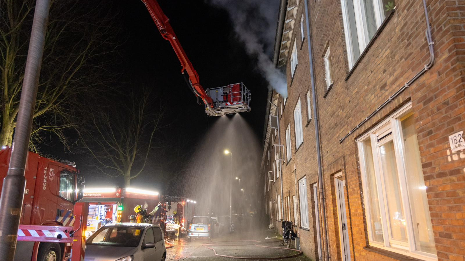 Drie gewonden en veel schade bij brand in Haarlemse woning - NH Nieuws