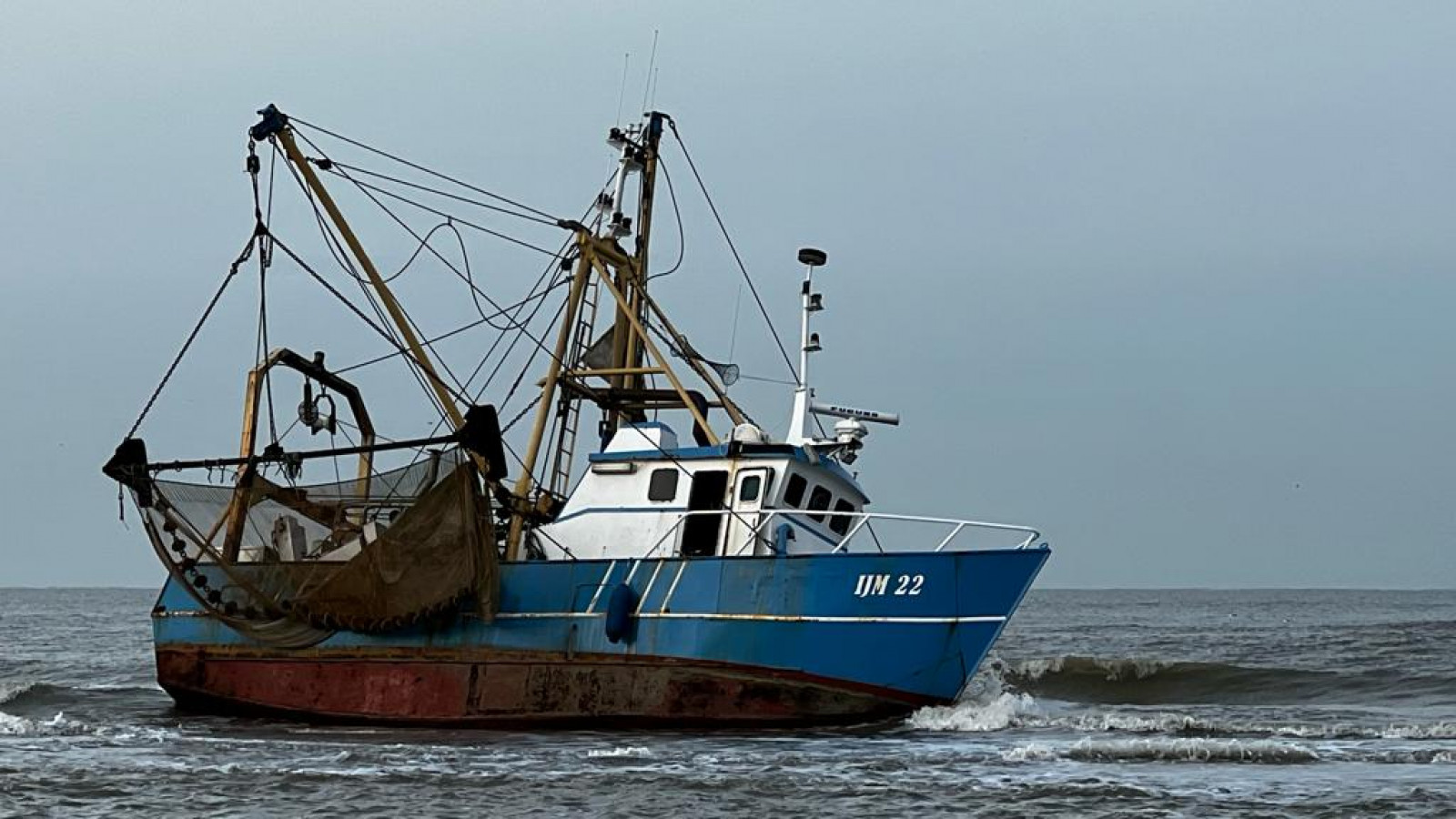 Viskotter sinds middernacht muurvast op zandbank voor kust Zandvoort ...