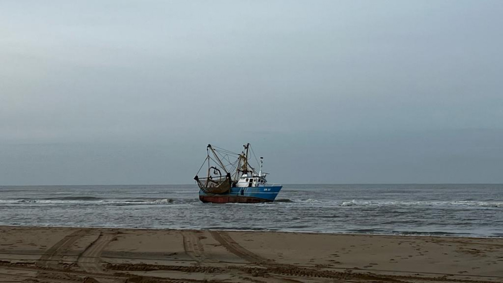 Viskotter sinds middernacht muurvast op zandbank voor kust Zandvoort ...