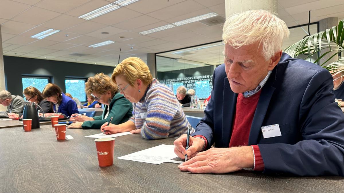 Groot Waterlands Dictee trekt bloedfanatieke deelnemers die zich ...