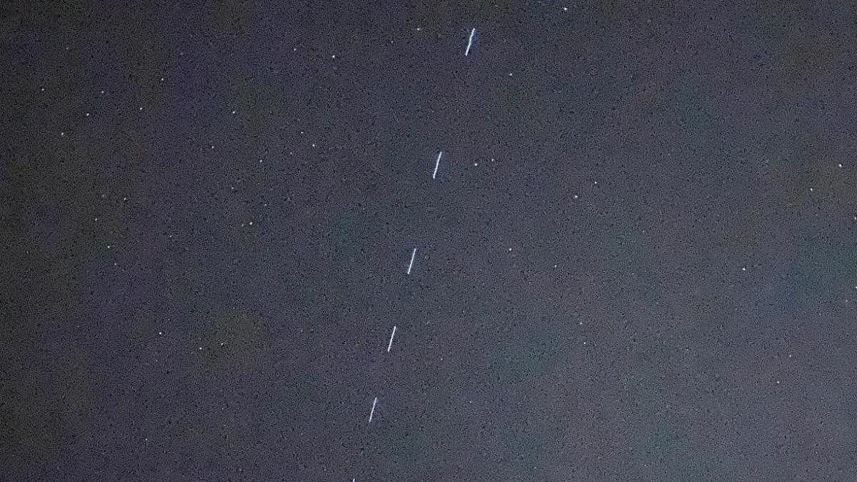 Elly spot 'een trein aan lichtjes in de ruimte' boven Langedijk, wat is ...