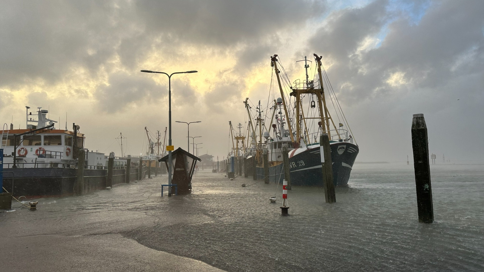 In beeld: zo hoog staat het water in Den Oever nu - NH Nieuws
